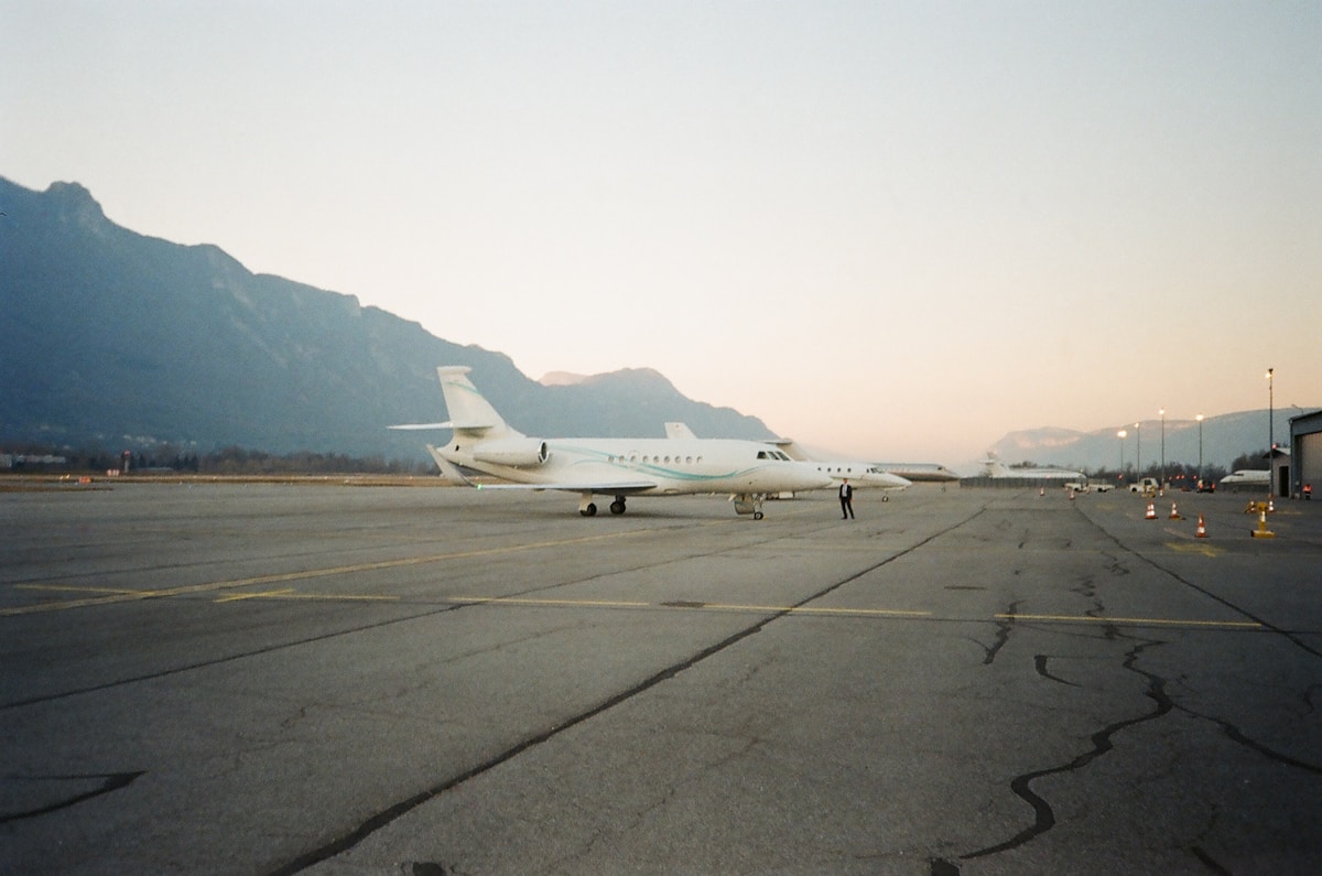 Flying Into Boulder at 9,000 Feet Changes Everything - Airport Guides World